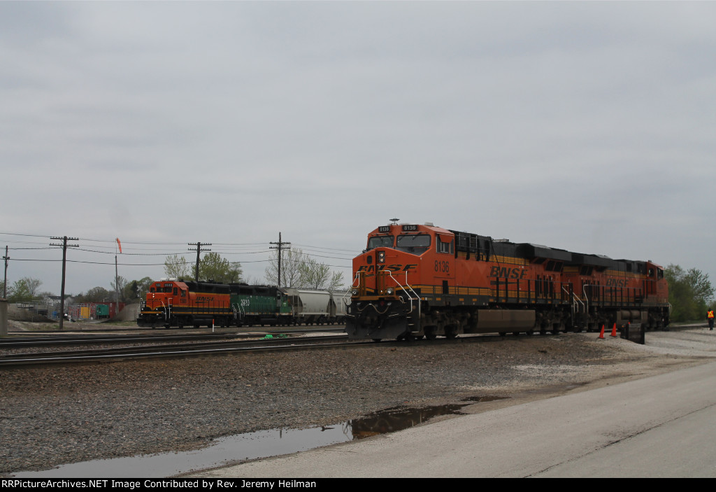 BNSF 8136 & others (1)